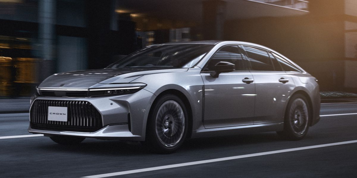 Toyota Crown Sedan: πισωκίνητο και χλιδάτο! [Βίντεο] - TheCars.gr