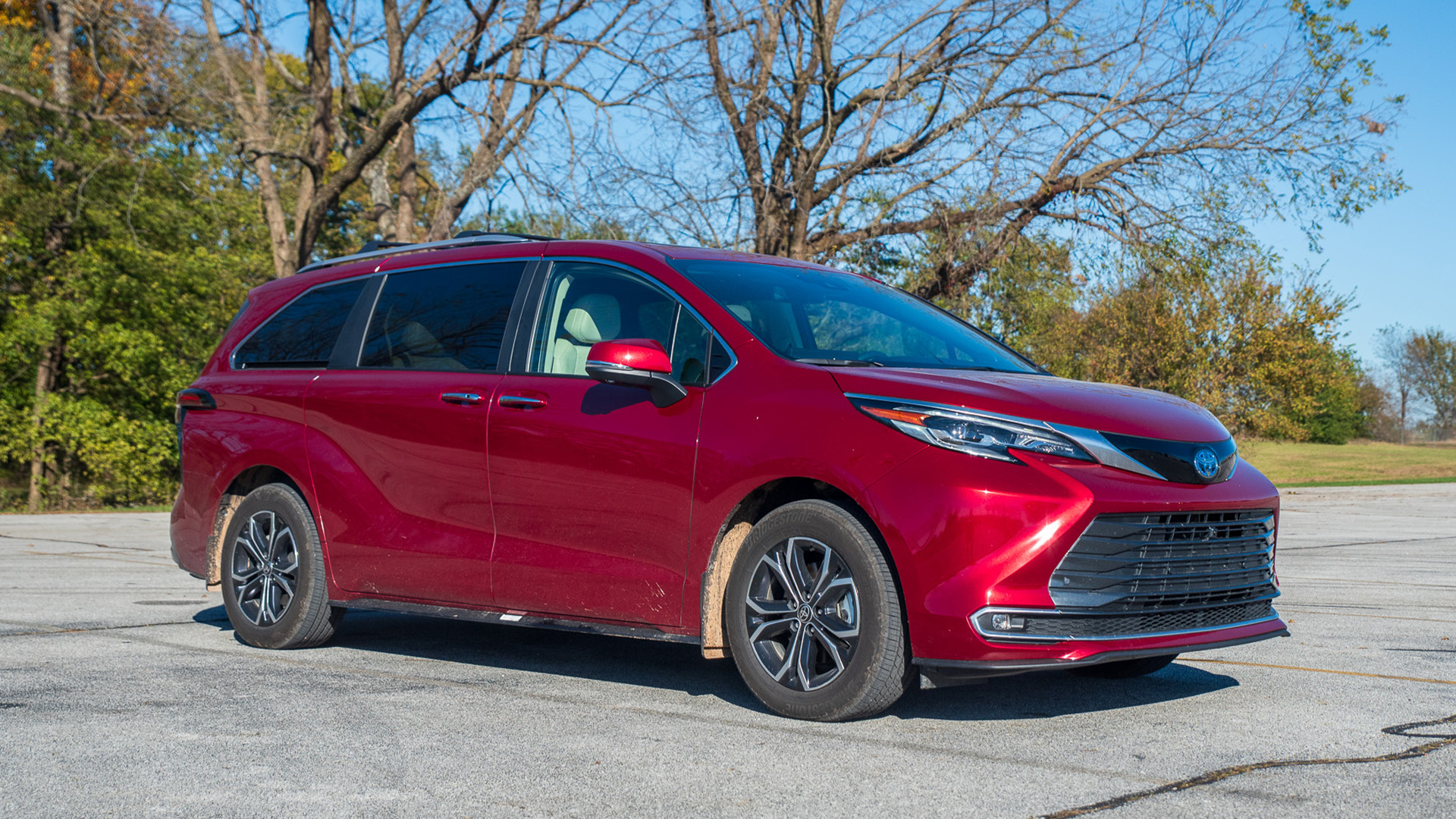 Δοκιμάζουμε το Toyota Sienna 2025: Το πολυμορφικό που έκανε την ...